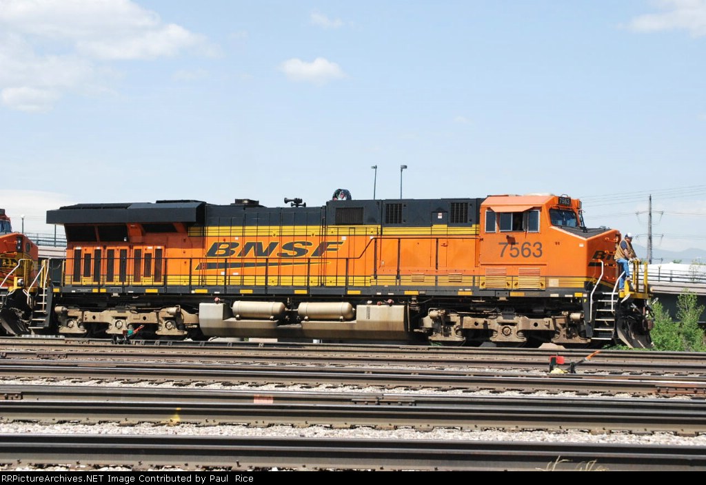 BNSF 7563